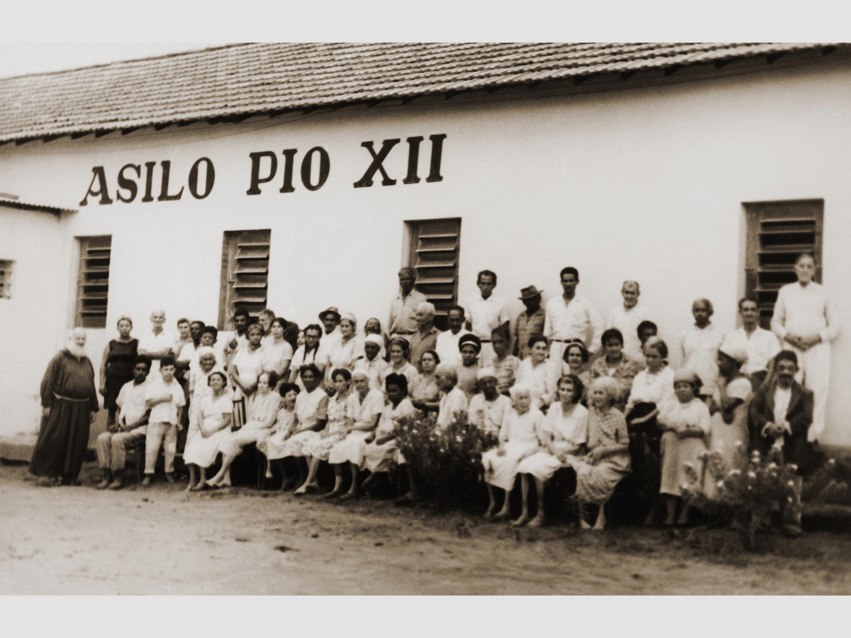 Frei Gabriel, o Irmão da confiante Providência e as obras do Asilo Pio XII e do Hospital São ...